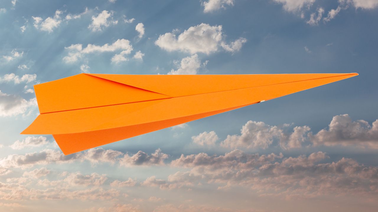 Papierflugzeug basteln » Altbewähter Pfeil (27 Km/h) » Einfache Anleitung!